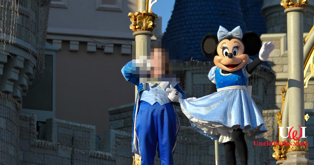 Cast Member "working with" Mickey Mouse misunderstands "no mask" rule ...